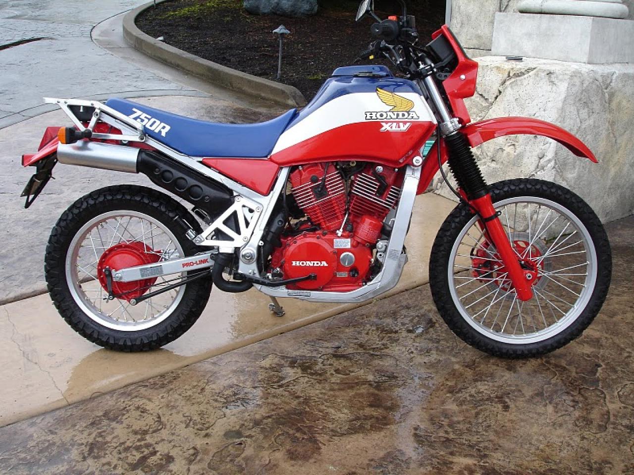 Honda Honda XLV750R - Moto.ZombDrive.COM